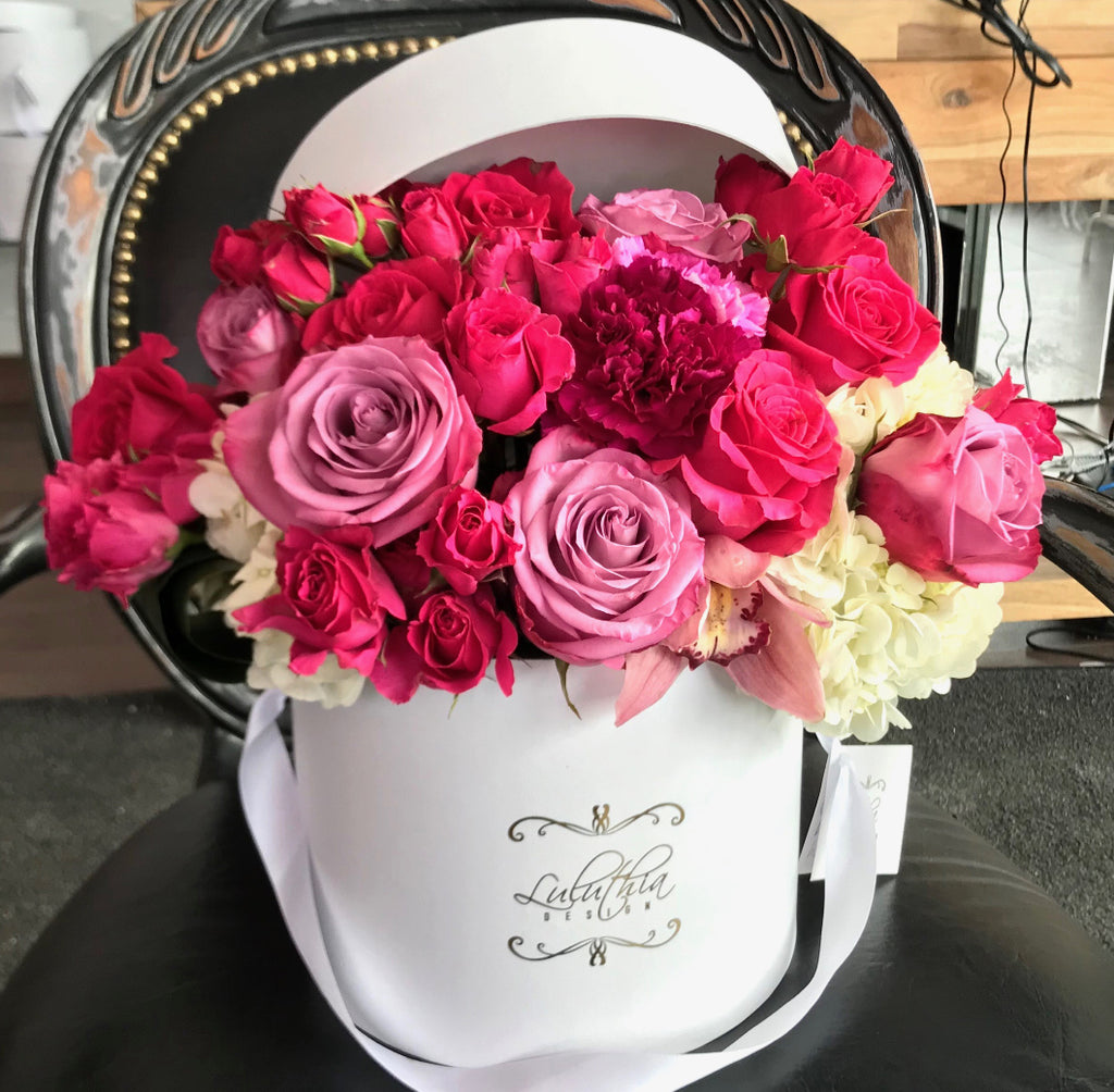 La boîte florale Cortney – Roses de luxe avec hortensias – Luluthia ...